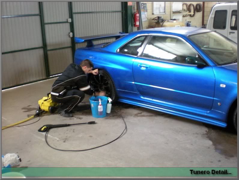 Washing a Nissan Skyline R34 GT-R V-Spec II | Detailing World Forum